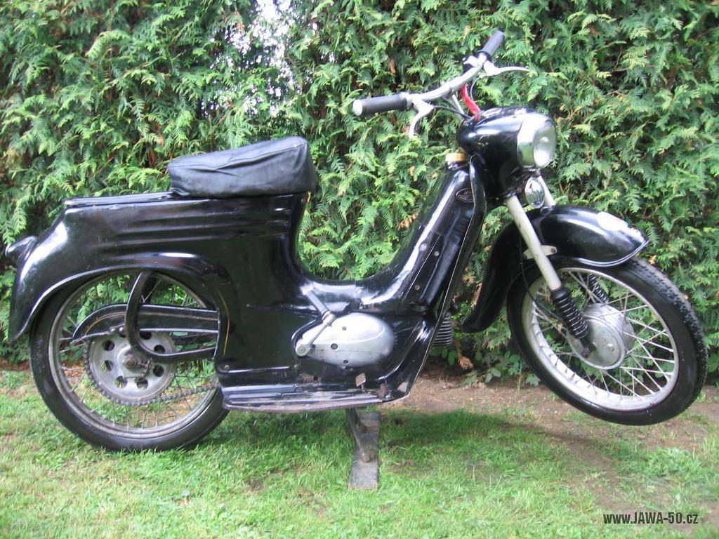 Monografie: černá Jawa 555 z roku 1962 – Jawa 50 Pionýr