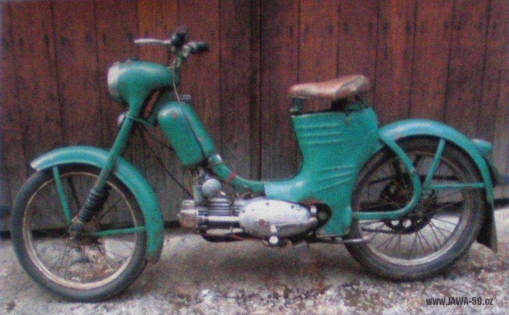 Čtyřtaktní Jawa 550 OHV Pařez (dobová úprava) – Jawa 50 Pionýr